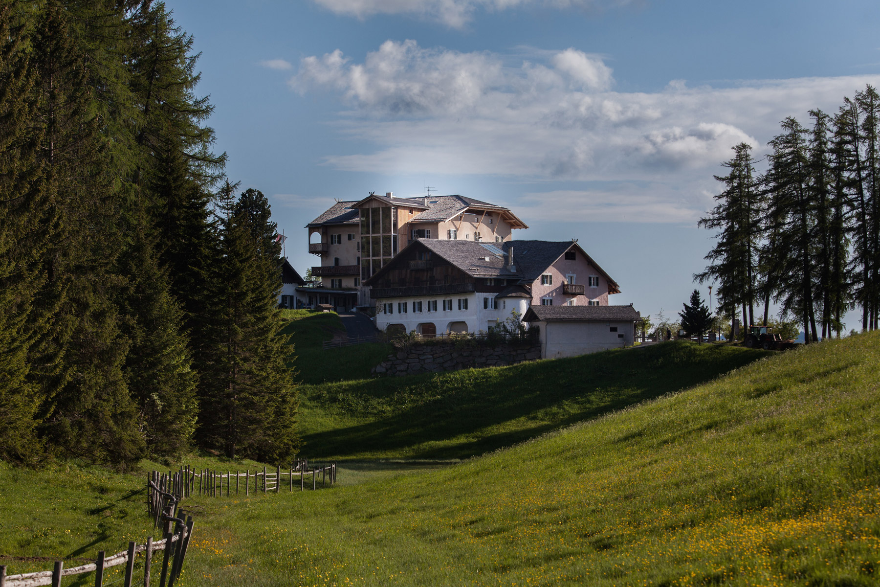 Das Südtiroler Traditionshotel · Hotel Zirmerhof · Radein